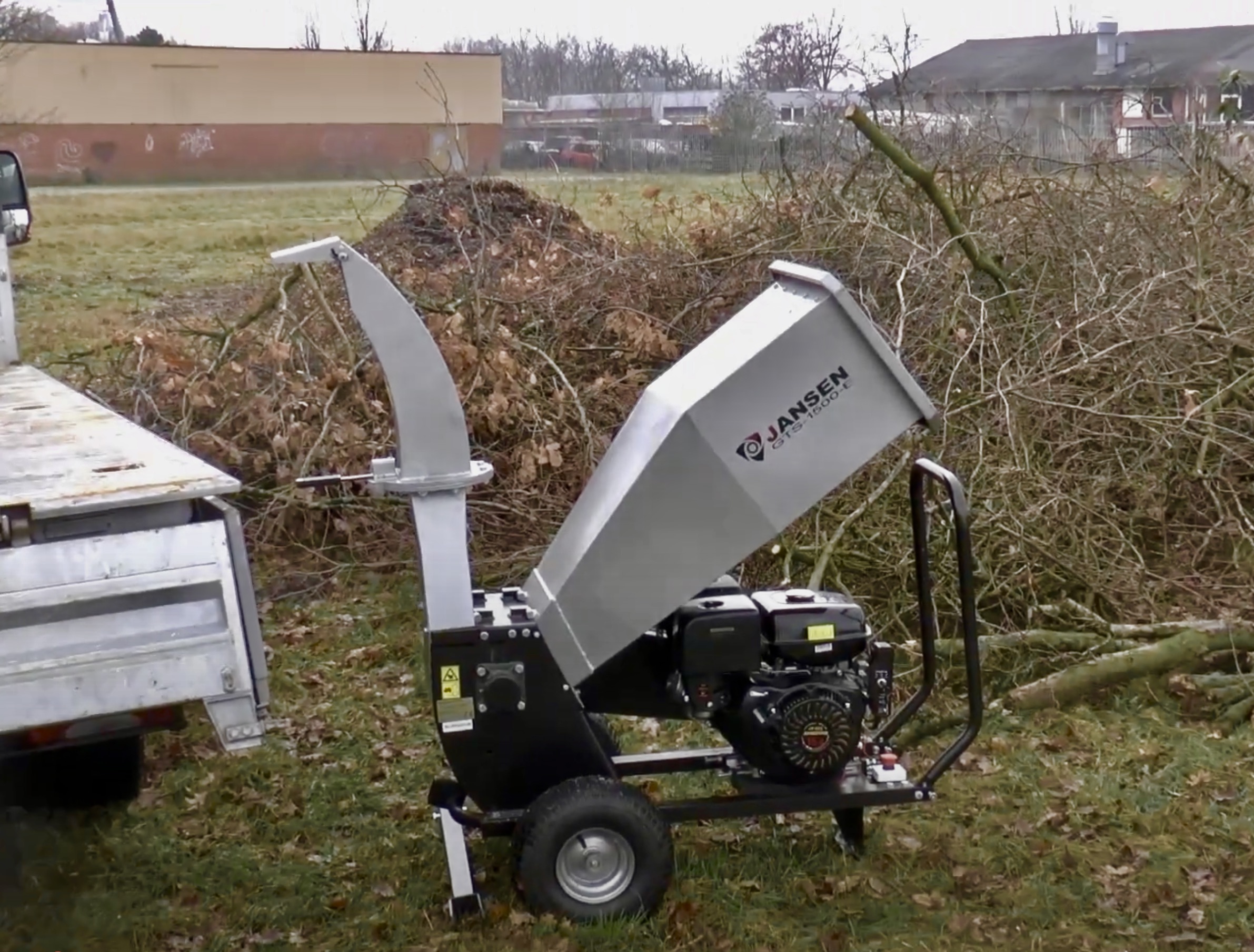 10 Important Safety Tips for Using a Woodchipper